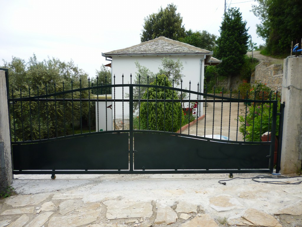χειροποίητες παραδοσιακές αυλόπορτες, ανοιγόμενες ή συρόμενες
